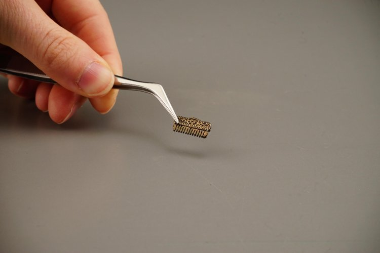 Miniature Metal Comb [ROP 47066 4.706/6] | The Little Dollhouse Company